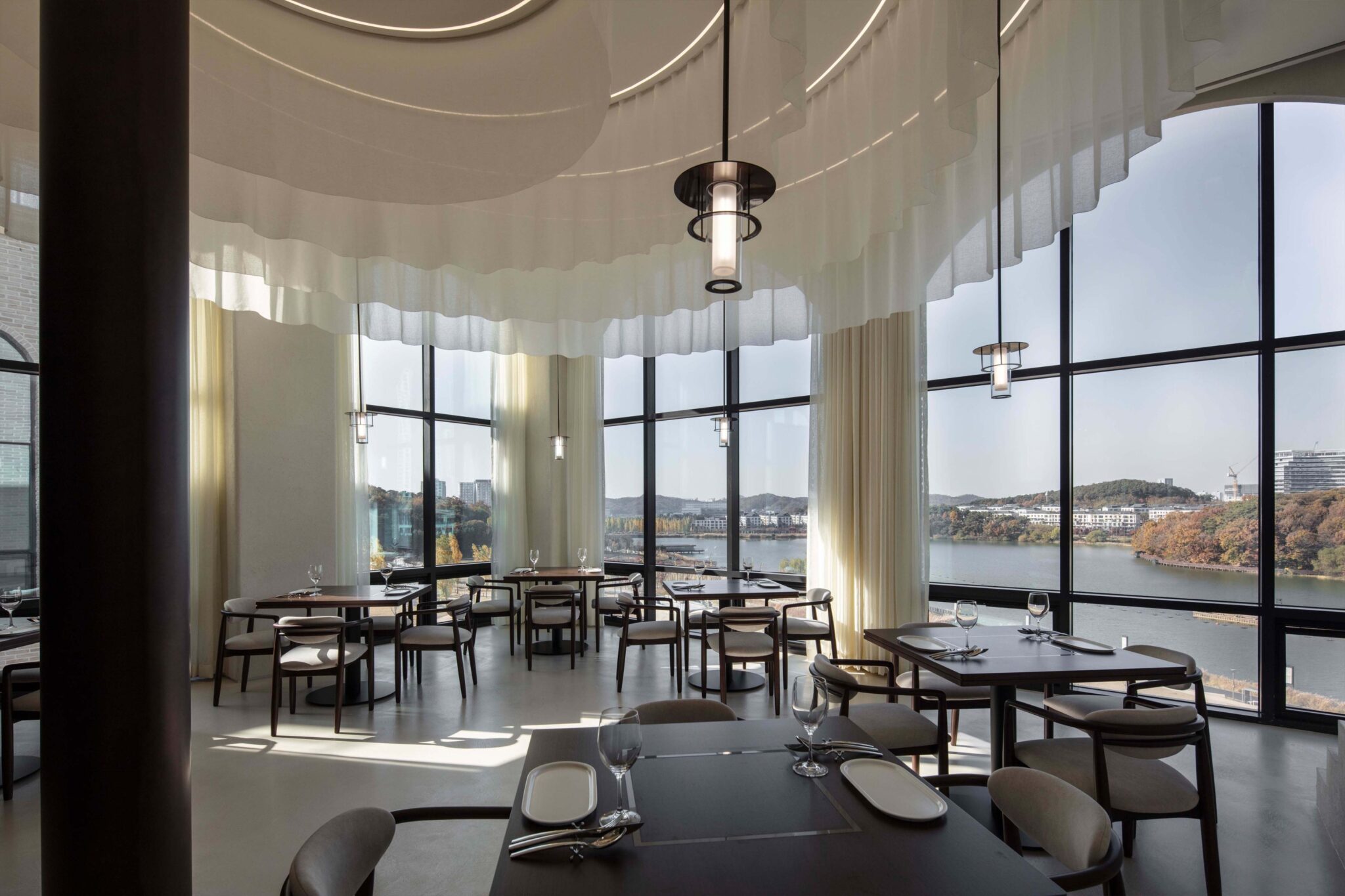 감각을 확장시키는 공간, PANDO | Design＋